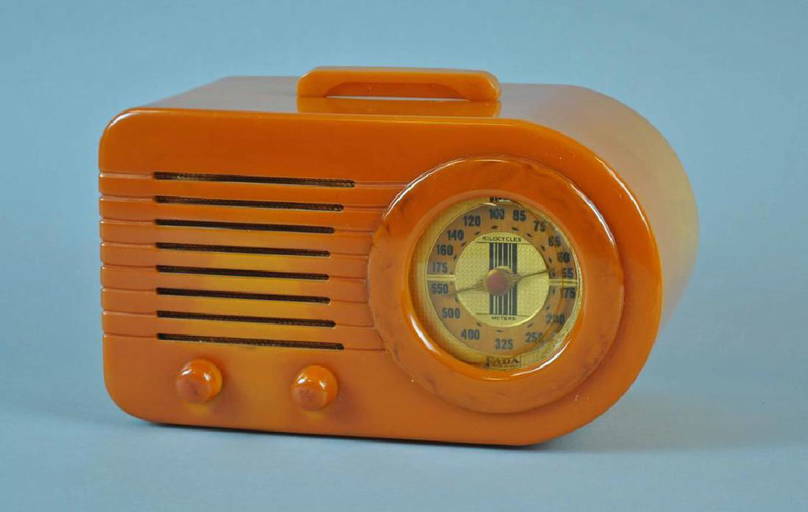 Fada Model 115 Catalin Bullet Radio