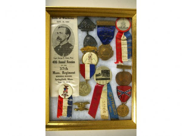135: BOXED GROUP OF 11 GAR/CSA PINS, RIBBONS & MEDALS
