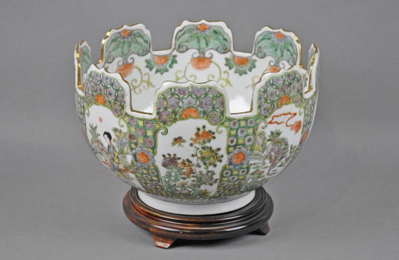 Large Size Chinese Porcelain Monteith Bowl