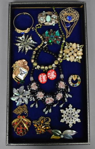 16 Piece Retro Style Jewelry Group