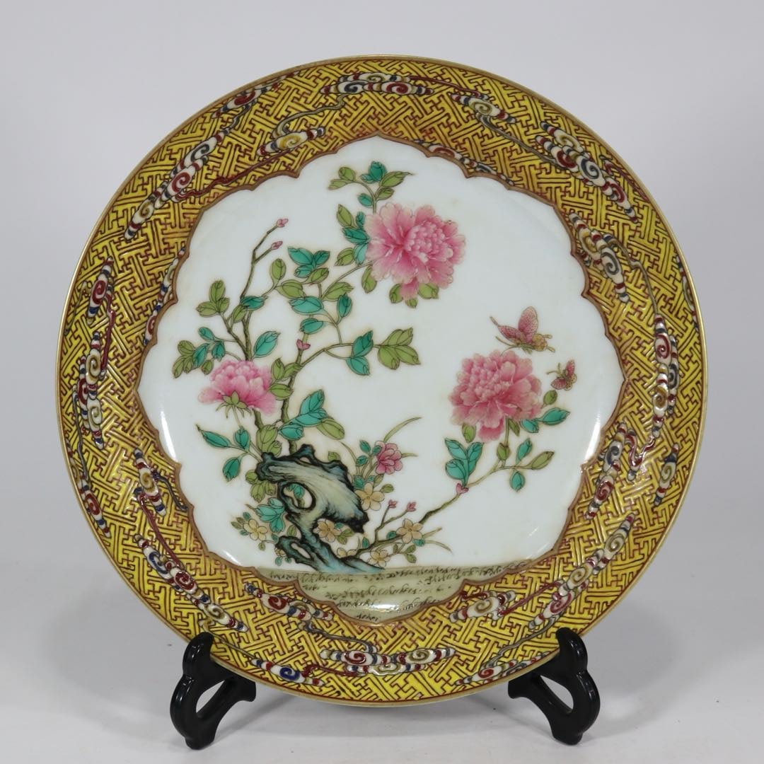 A Exquisite Famille-rose Flower Pattern Plate Auction