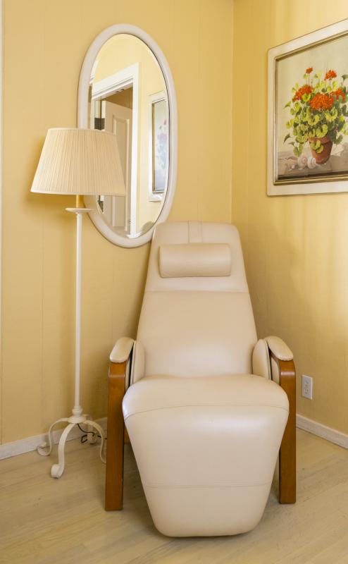 For Auction: DORIS DAY WHITE LEATHER RECLINING CHAIR (#0522) on Apr 04 ...