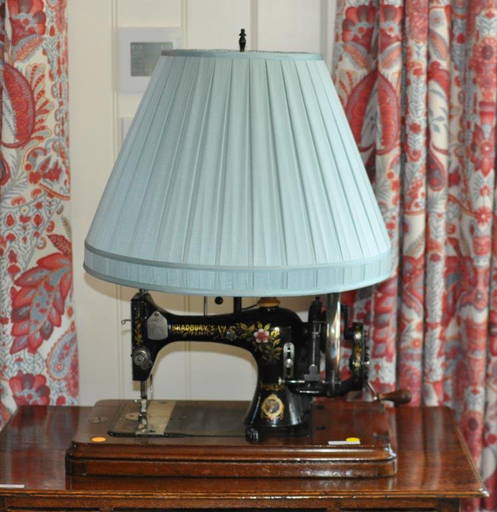 Vintage Sewing Machine Table Lamp - Oct 02, 2016 | Schwenke Auctioneers ...