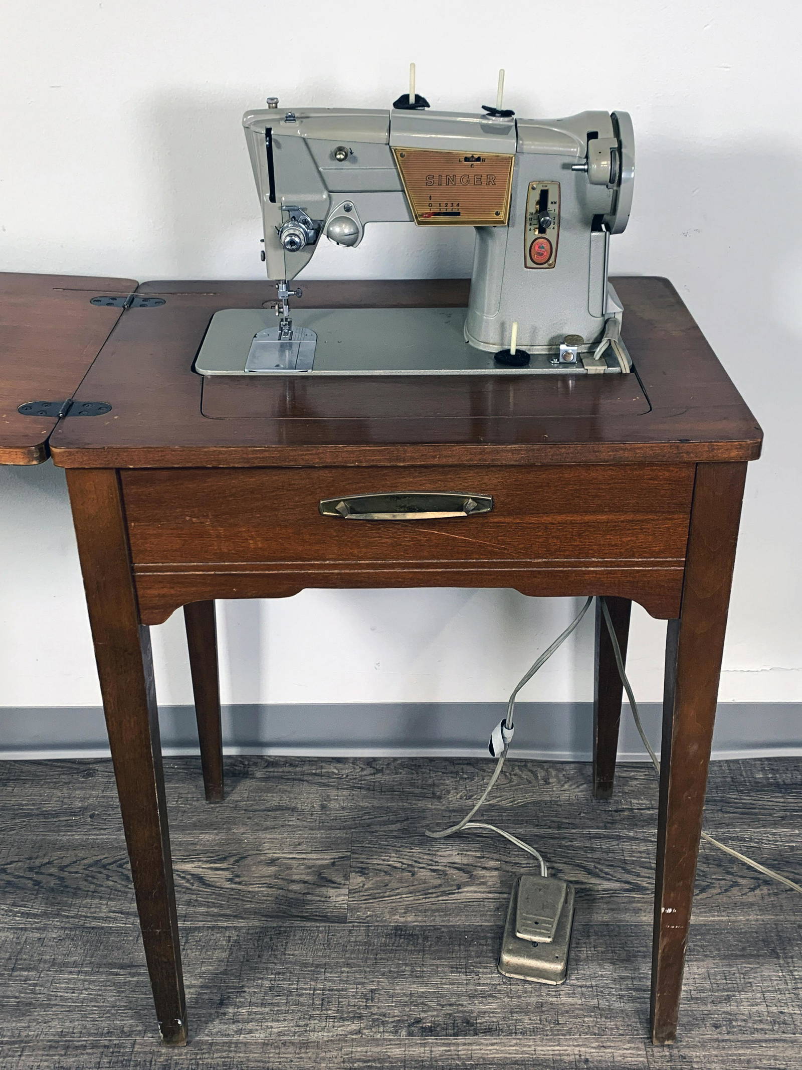 1960s Singer Sewing Machine In Sewing Table 179693 Auction