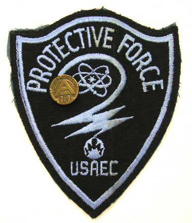 585: WWII MANHATTAN PROJECT ATOM BOMB BADGE & PATCH
