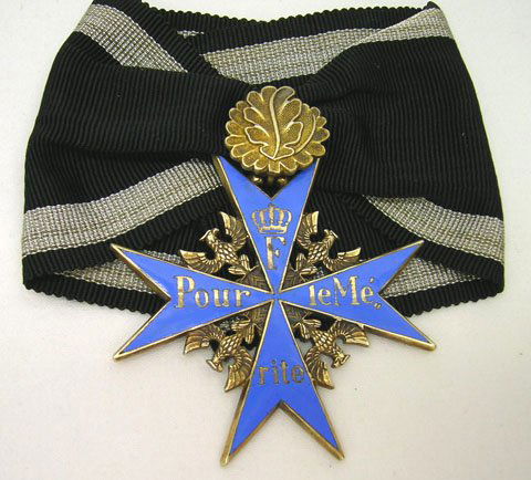 639: WWI GERMAN BLUE MAX MEDAL WITH OAK LEAF