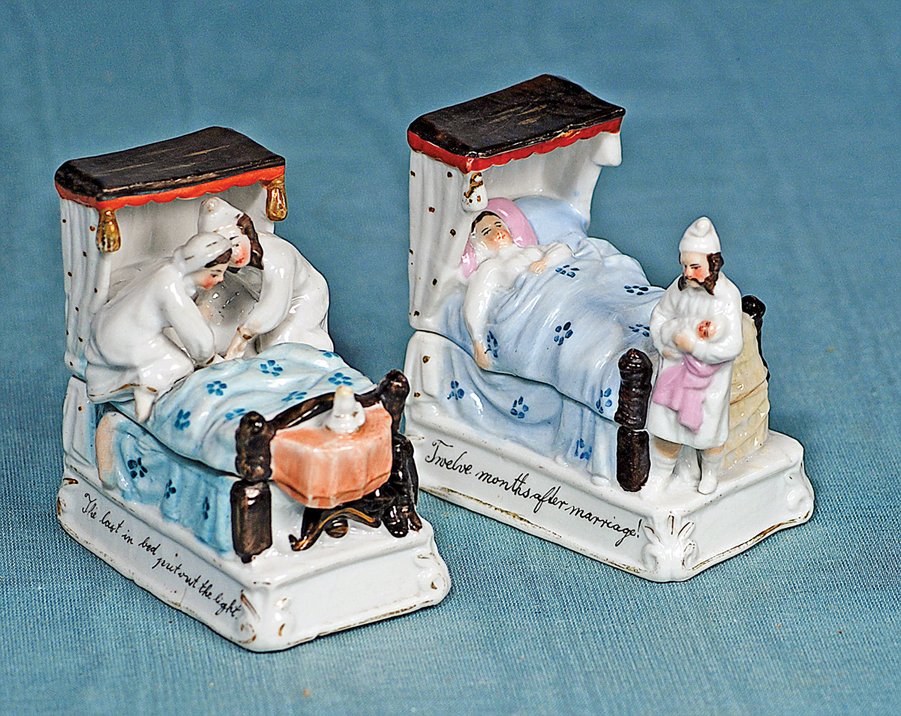 PAIR OF CONTA & BOEHME PORCELAIN TRINKET BOXES. Marks: