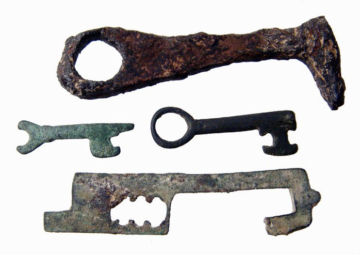 20: 3 Roman keys and a lock bolt