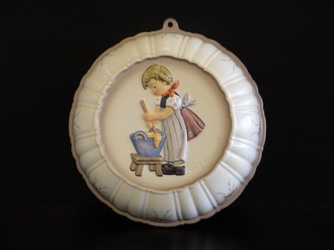 1297: M.I. Hummel, No. 669, "Baking Day" ceramic kitche