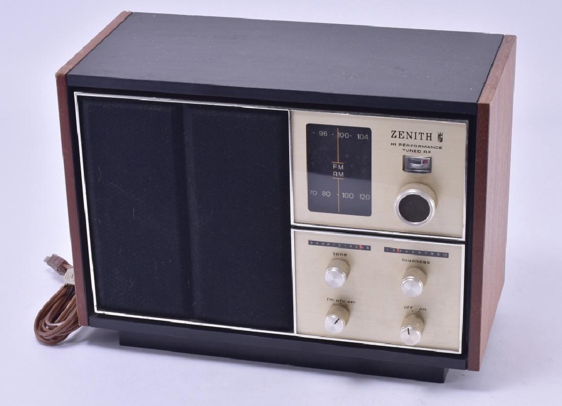 Vintage Zenith AM/FM Hi Performance Tabletop Radio