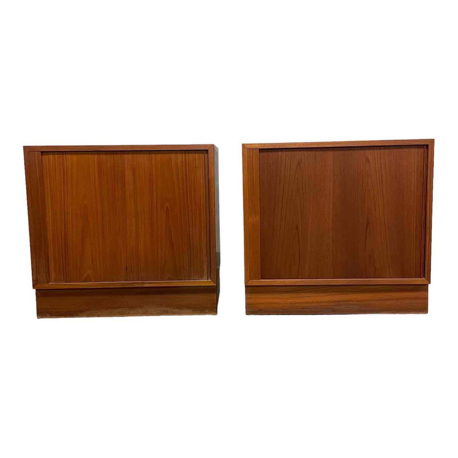 Pair Of Mid Century Modern Credenza Side Stands Auction