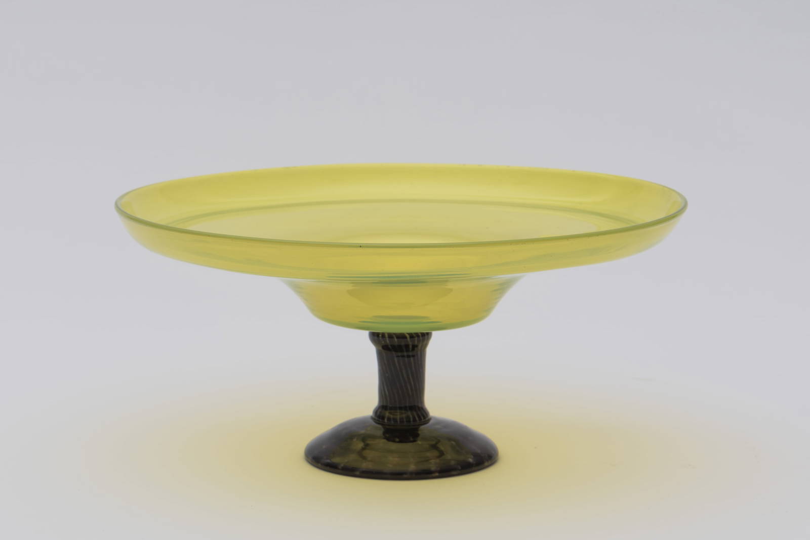 Charles Schneider (1881-1953) Coupe De La Série Dite 'bijou' En Verre Jaspé Brillant. ... Auction
