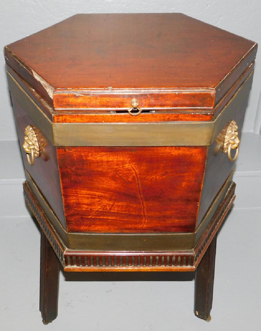 Mahogany Georgian style cellarette.