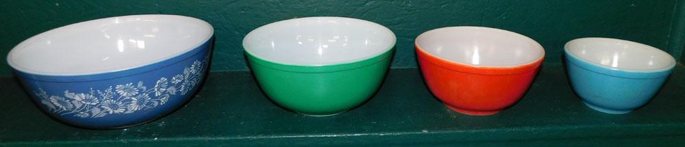 4 Vintage Graduated Pyrex Bowls Auction