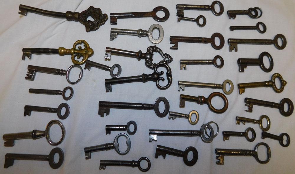 Lot 35 Antique Barrel Keys Auction