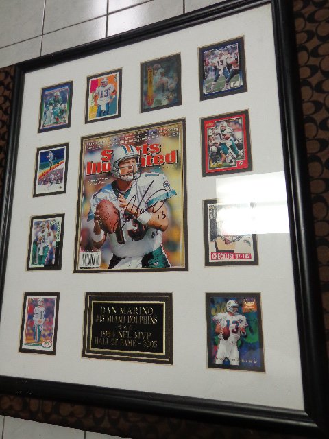 Dan Marino Autographed Sports Illustrated Coner W/ (10)