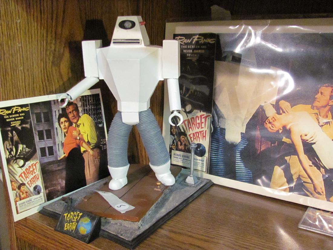 Target Earth Robot/Raw Panic Ltd Ed resin model