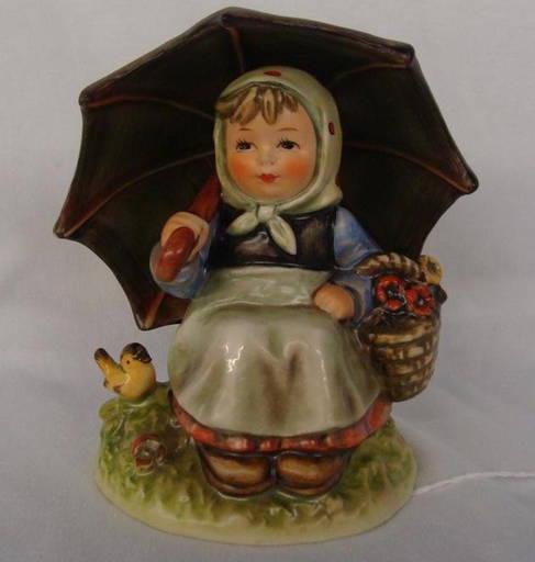 Hummel Figurine: Smiling Through; Collectors Club Editi