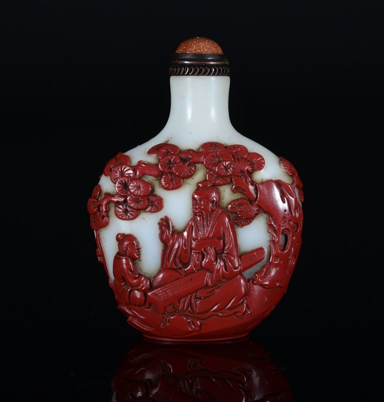 A CARVED RED-OVERLAY GLASS SNUFF BOTTLE