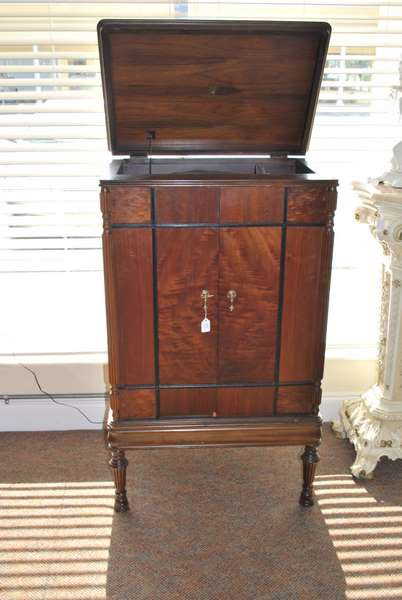 271: ANTIQUE TURNTABLE CABINET