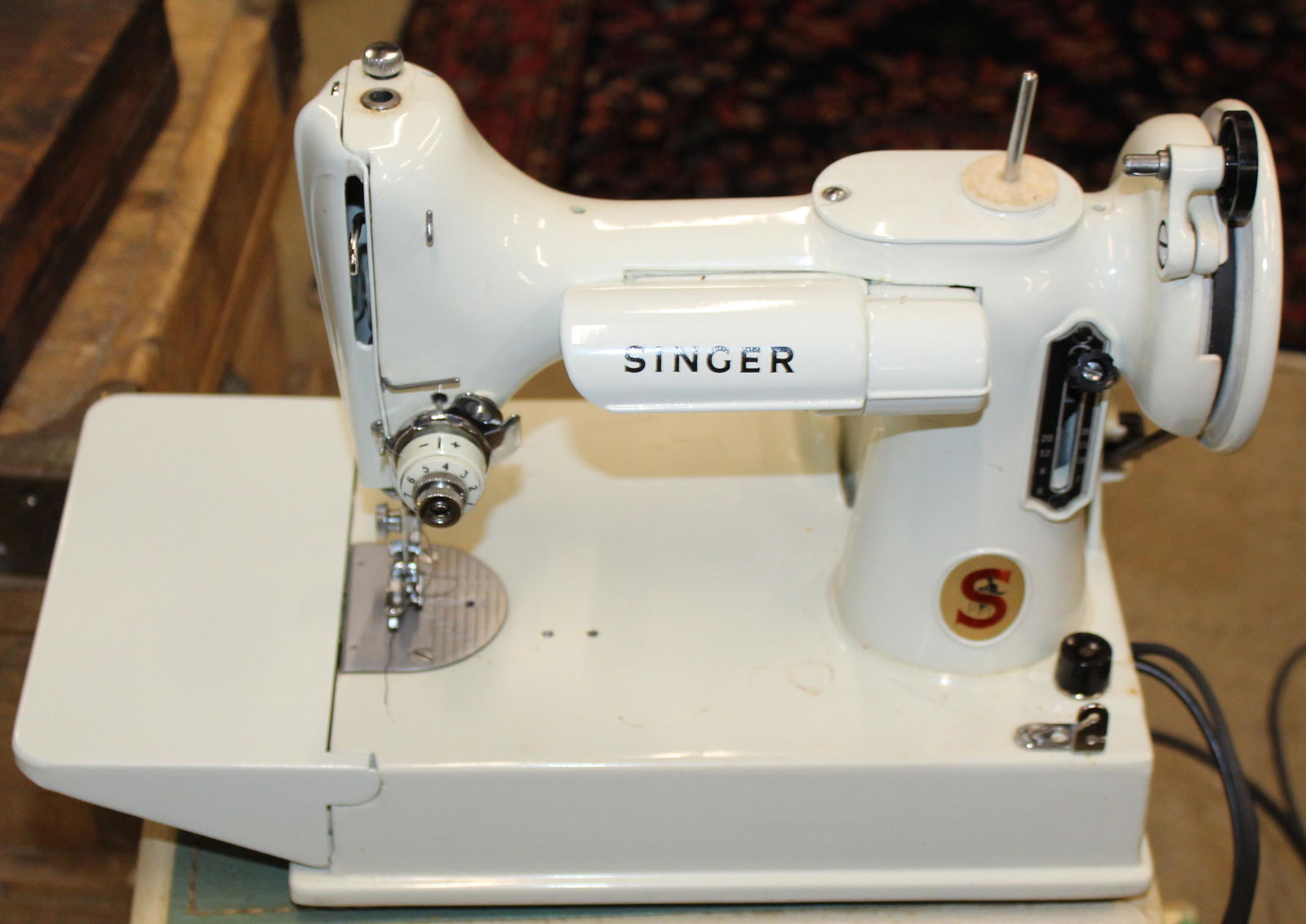 Mint Green Singer Featherweight Sewing Machine - Mar 21, 2020 | Merrill ...