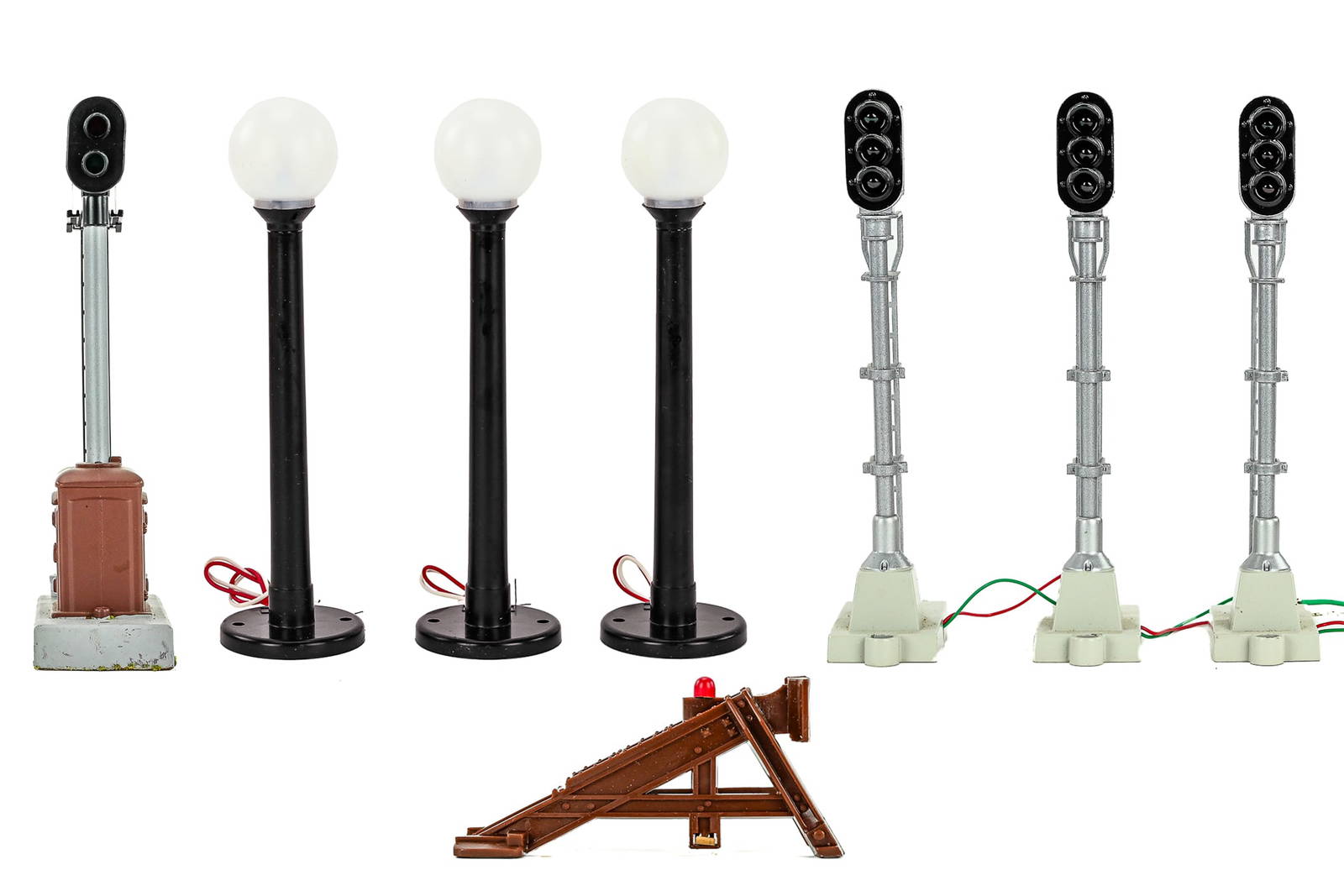 Lionel Street Lamps, Block Signals And Bumper Lot Auction