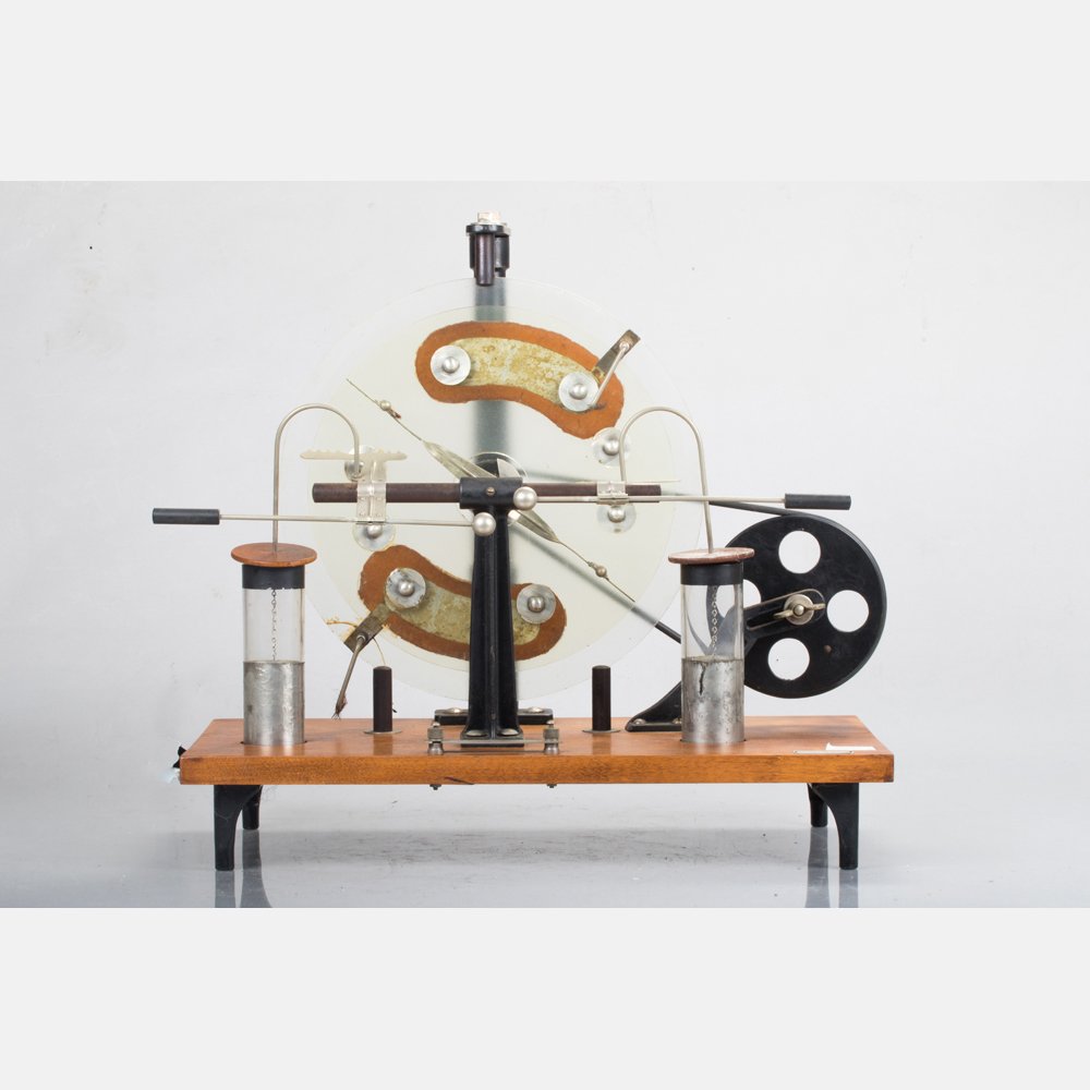 A Holtz-Toepler Electrostatic Generator by Central