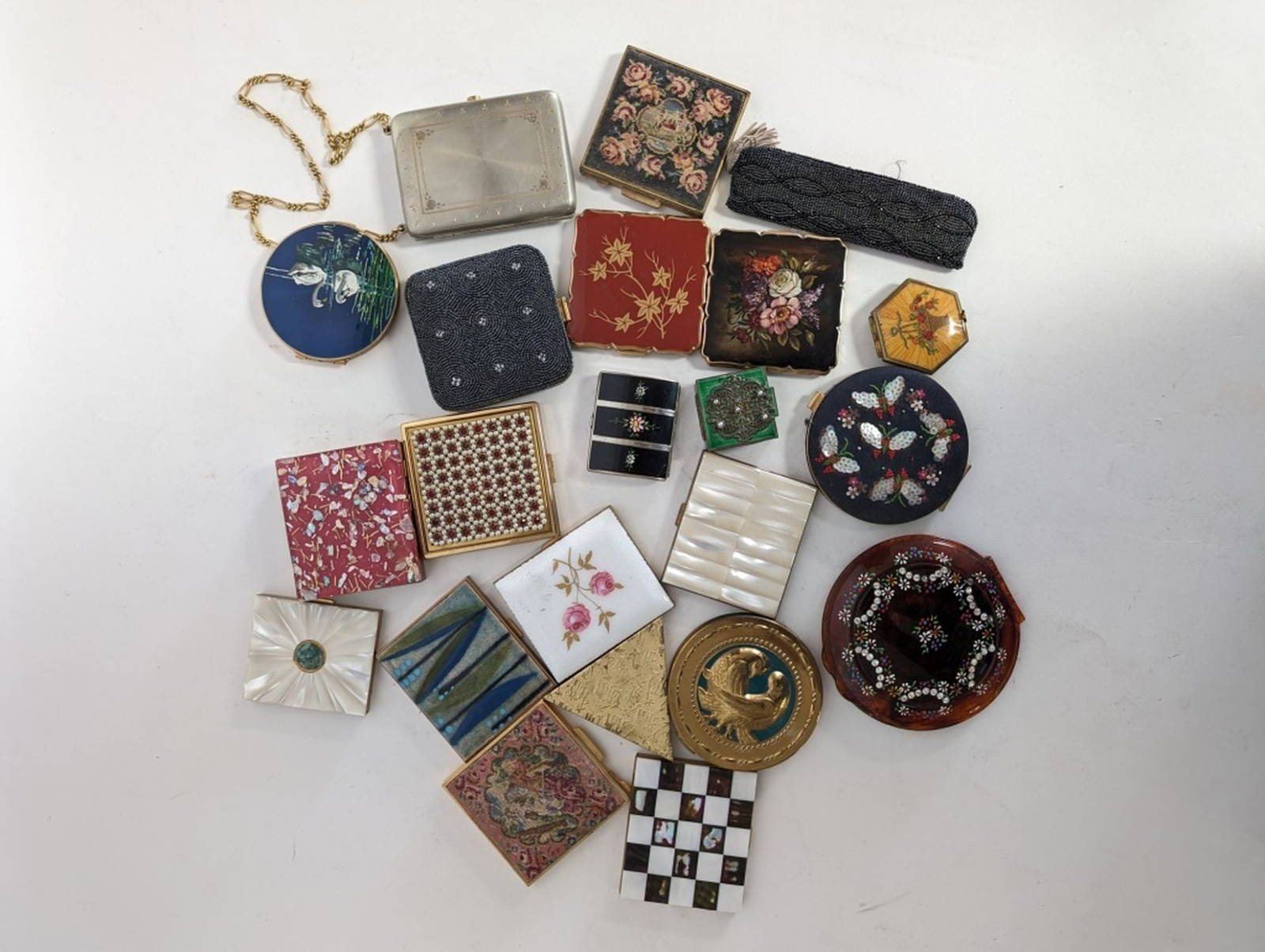 20 Vintage Compacts & Cases Lot Auction
