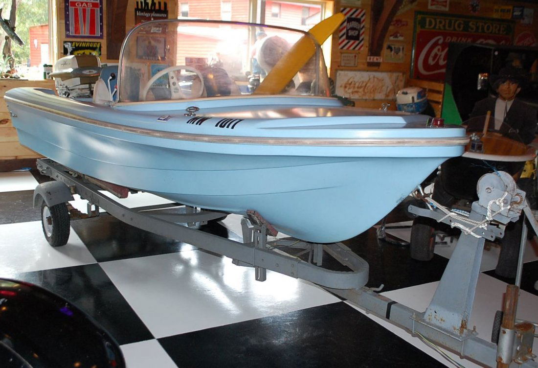 1960'S PLEASURECRAFT RAZORBACK BOAT