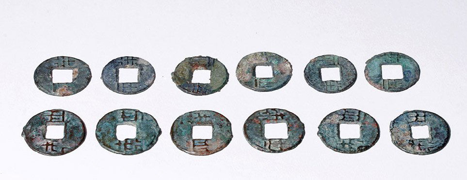 2 Ancient Han Dynasty Chinese Spade Coins