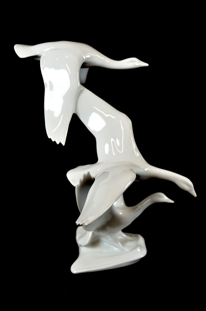 17: AN ALKA KUNST BAVARIA PORCELAIN BIRD FIGURINE
