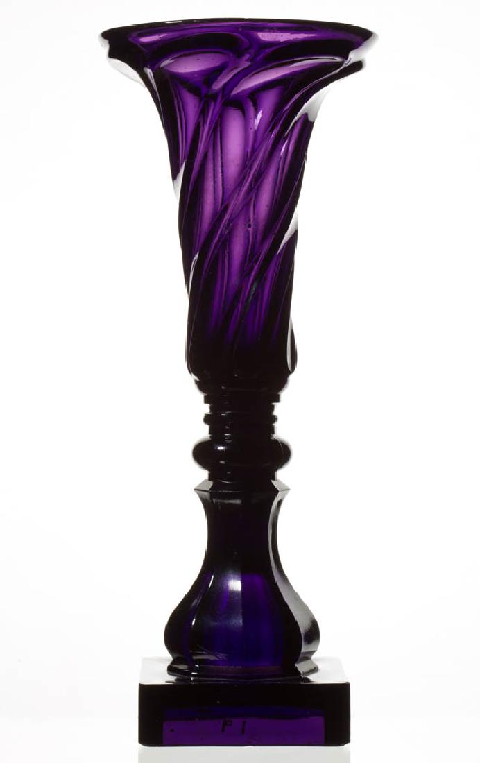 PRESSED TWISTED LOOP VASE