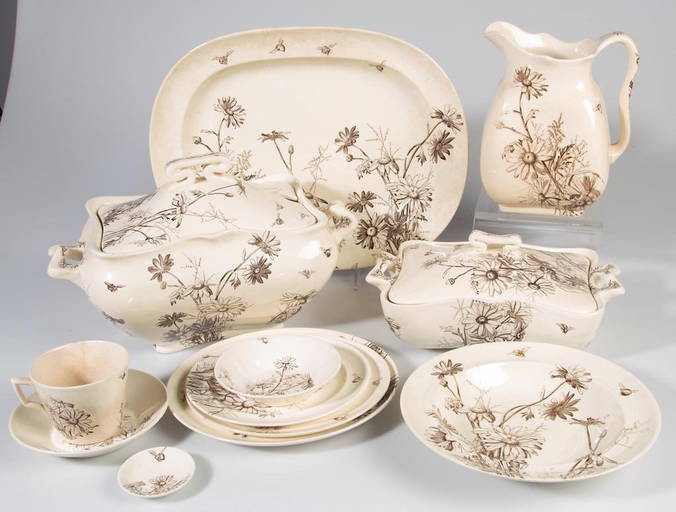 George Jones & Sons "bees And Daisies" Dinner Service
