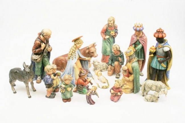 Goebel Hummel 17 Piece Nativity Scene Glass Case