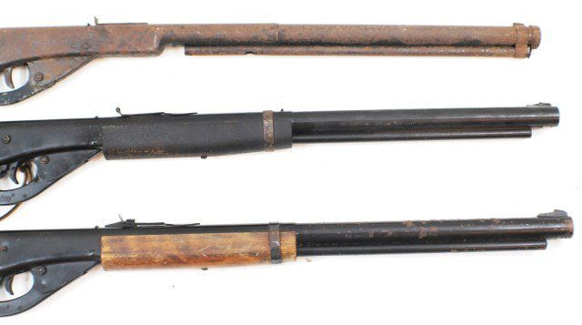 THREE VINTAGE DAISY AIR RIFLES : Lot 27936