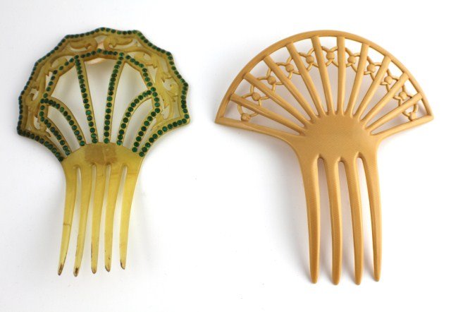 LOT OF FOUR VINTAGE BAKELITE HAIR COMBS : Lot 30465