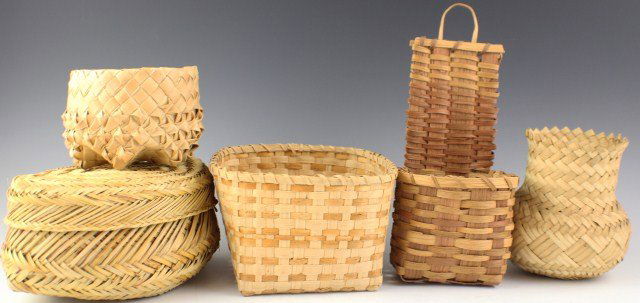 LOT OF SMALL NATIVE AMERICAN BASKETS