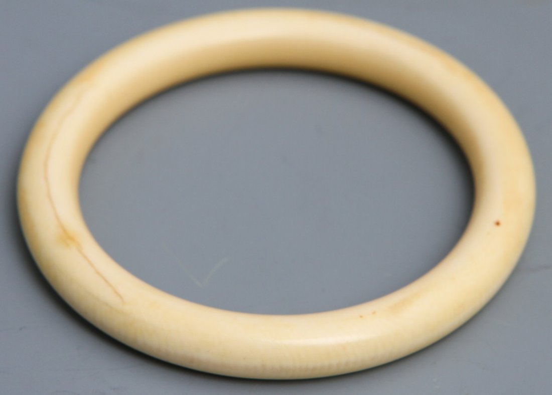 MID 20TH CENTURY CHINESE IVORY BANGLE BRACELET