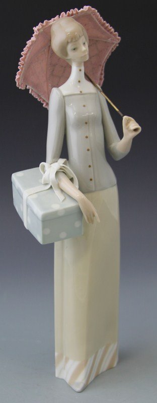 PORCELAIN LLADRO FIGURE LADY DRESSMAKER