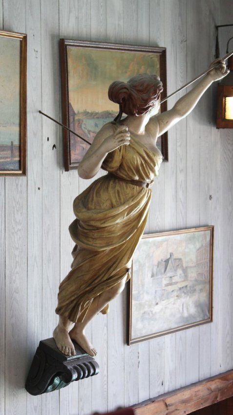 Nicely carved ship’s figurehead : Lot 497