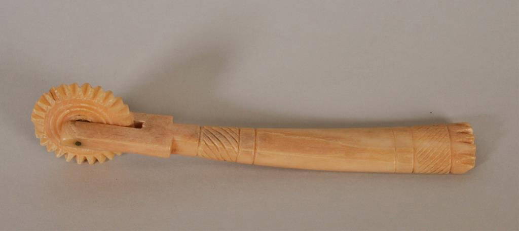 Carved Bone Jagging Wheel / Pie Crimper - Dec 03, 2016 | Ivy Auctions ...