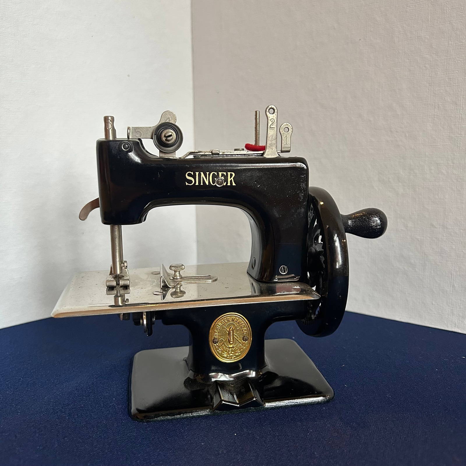 Miniature Singer Sewing Machine Auction