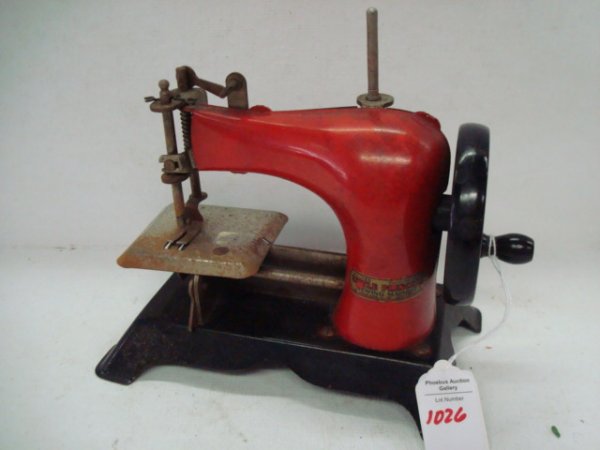 1026: LITTLE PRINCESS Childs Sewing Machine: