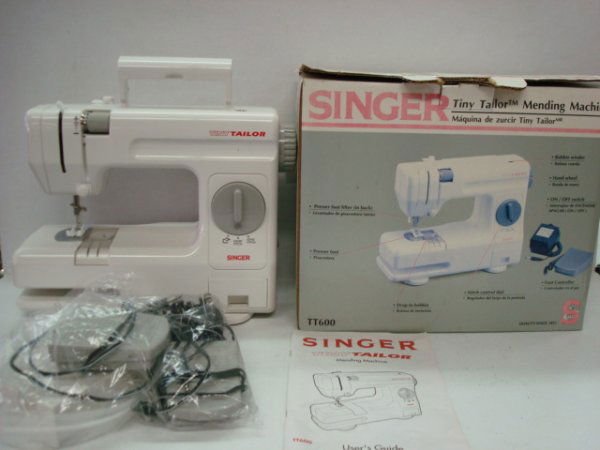 1061: SINGER TINY TAYLOR TT600 Mending Machine: