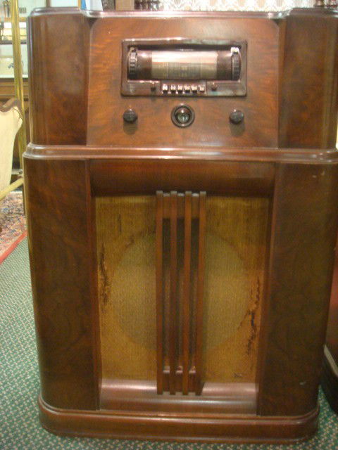 315: 1939 AIRLINE Console Tube Radio:
