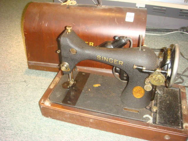 1941 Vintage Electric Singer Sewing Machine In Cas