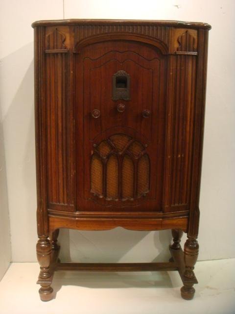 RCA VICTOR Radiola R-10 Tube Console Radio: