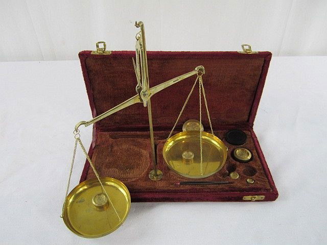 132: A23-26 ANTIQUE GOLD SCALE WITH WEIGHTS
