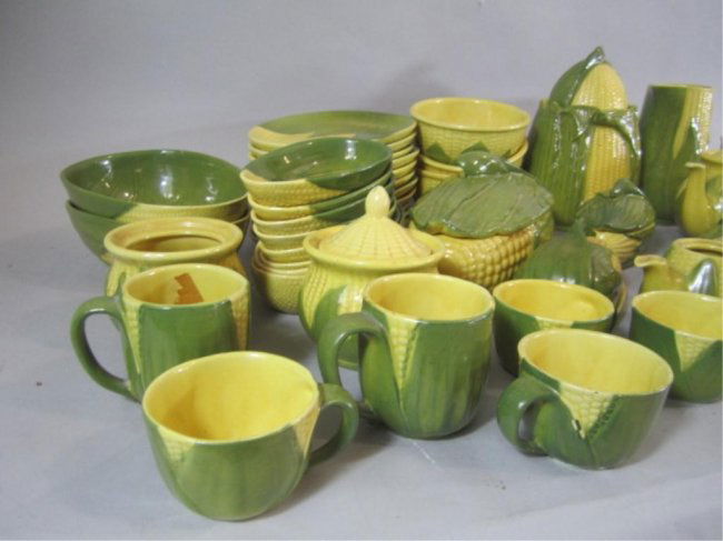 A77-7 SHAWNEE CORN PATTERN POTTERY DISHES : Lot 233