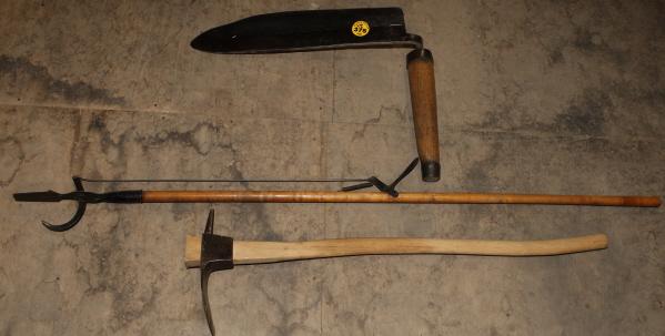 375: Lot of 3 tools - hay knife, weed picker & spade